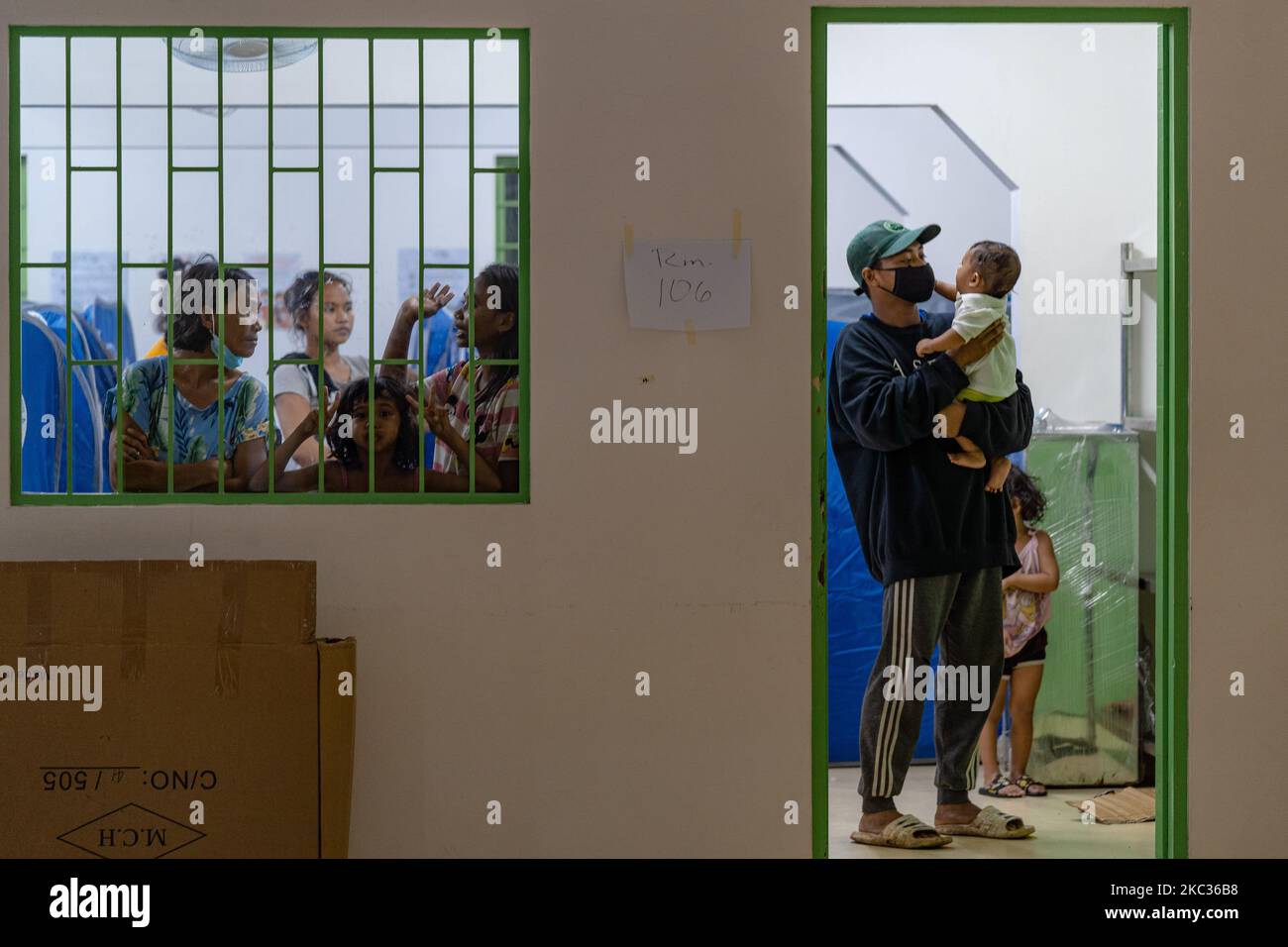 Toppling wall hi-res stock photography and images - Alamy