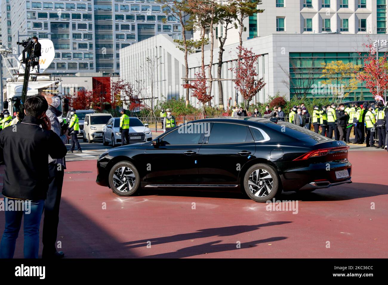 A prosecution vehicle carrying former President Lee Myung-bak, who was ...