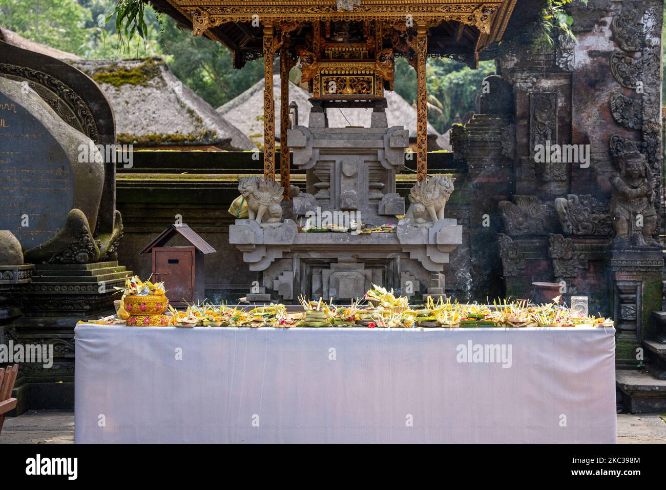 Altar in the temple hi-res stock photography and images - Alamy