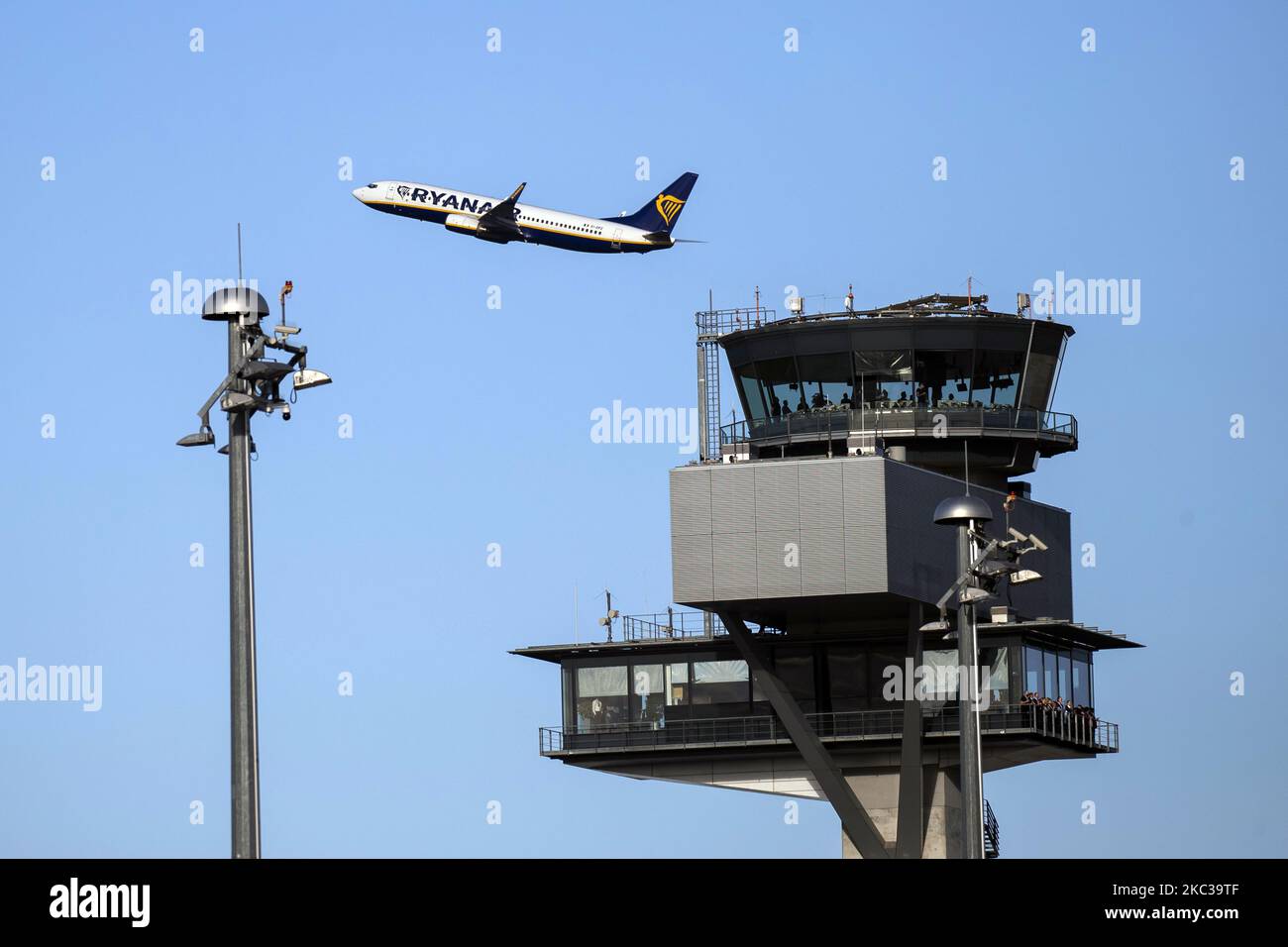 Airplane of ryanair flyes hi-res stock photography and images - Alamy