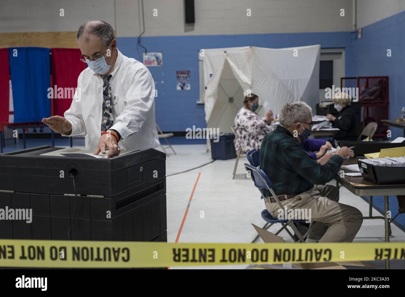 Us vote counting machine hi-res stock photography and images - Alamy