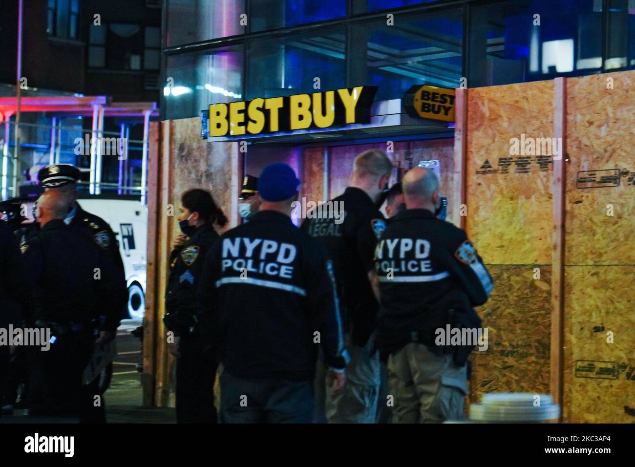NYPD riot police stands in formation in Union Square to disperse ...