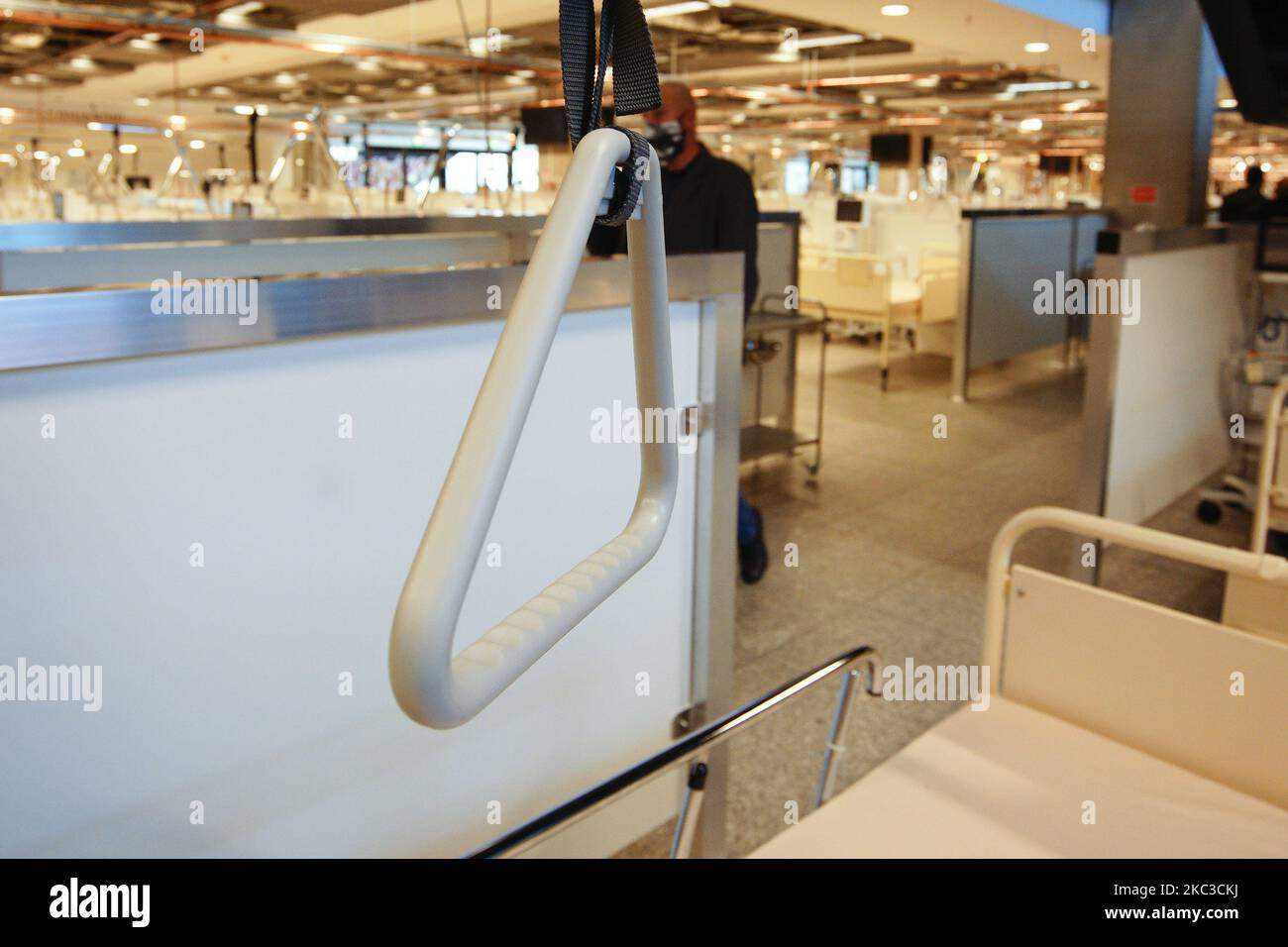 Trapeze bar in hospital hi-res stock photography and images - Alamy