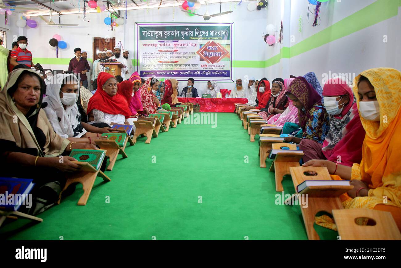 Madrasa students in classroom madrasa hi-res stock photography and ...