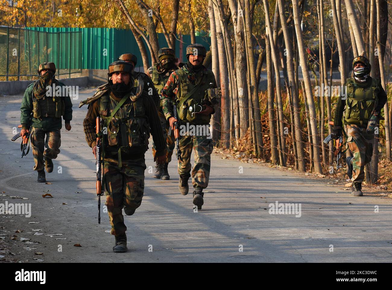 Indian soldiers rush hi-res stock photography and images - Alamy