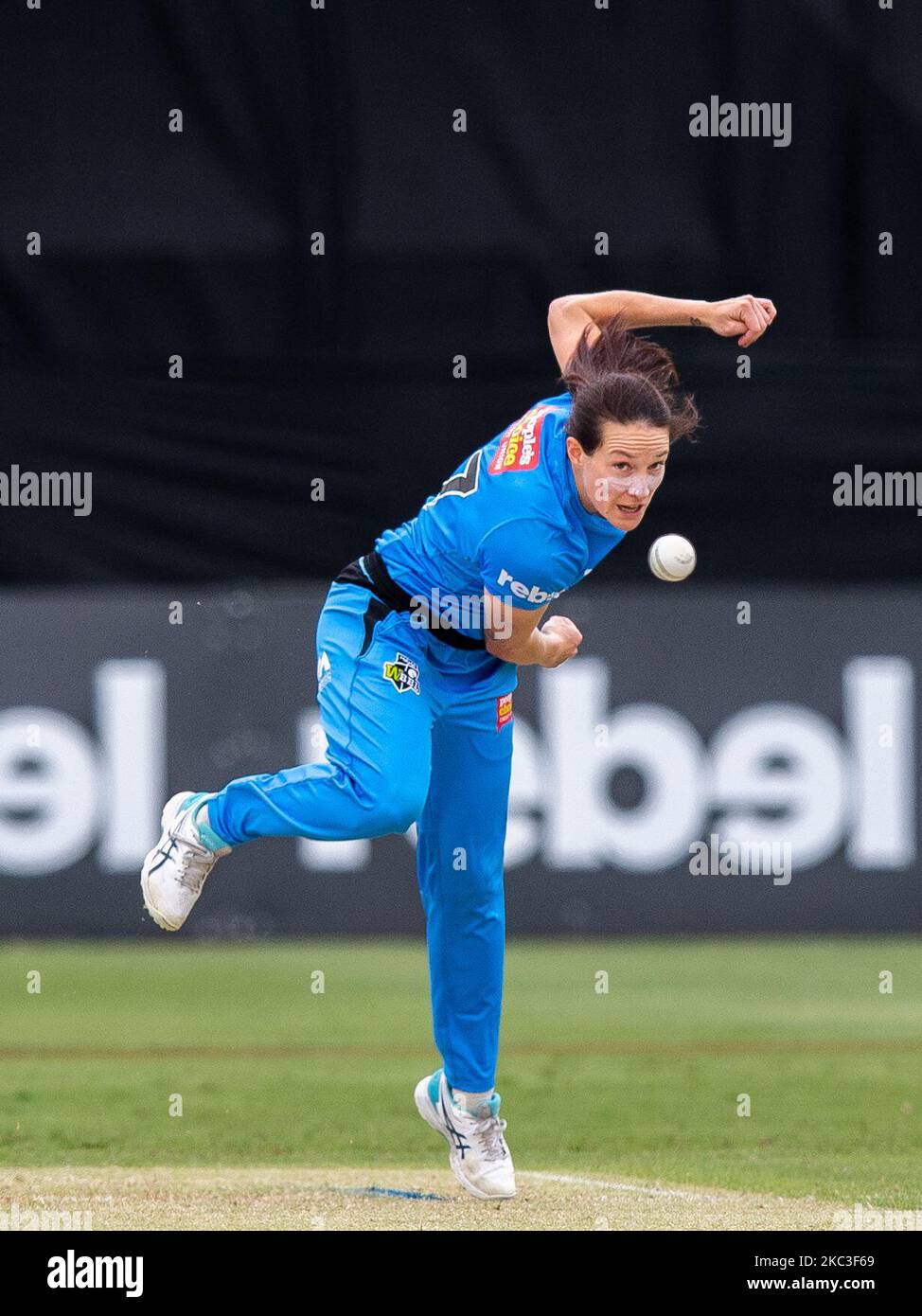 Megan Schutt of the Strikers balls during the Women's Big Bash League ...