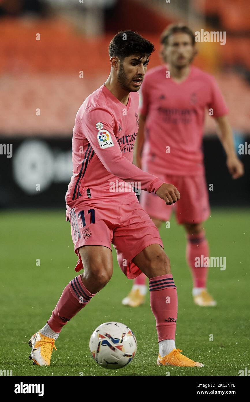 Marco Asensio of Real Madrid controls the ball during the La Liga ...