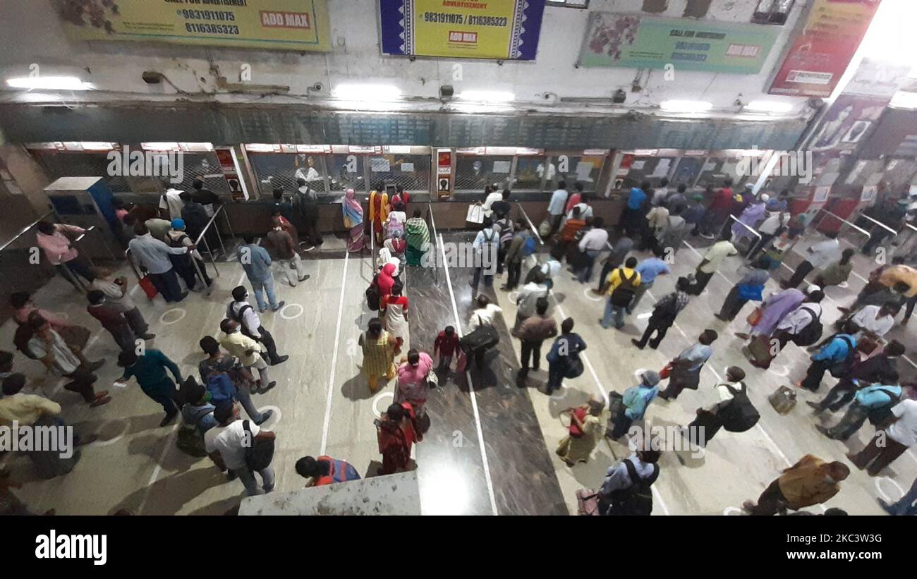Passengers wating long line ticket counter hi-res stock photography and ...