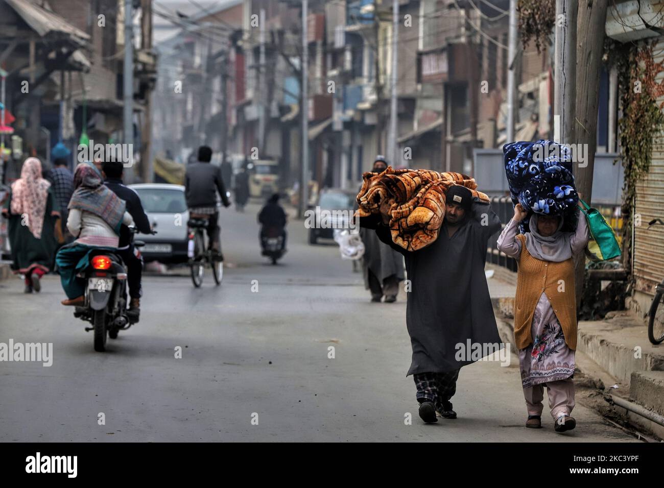 Kashmiri residents carry blankets on their head amid COVID-19 ...