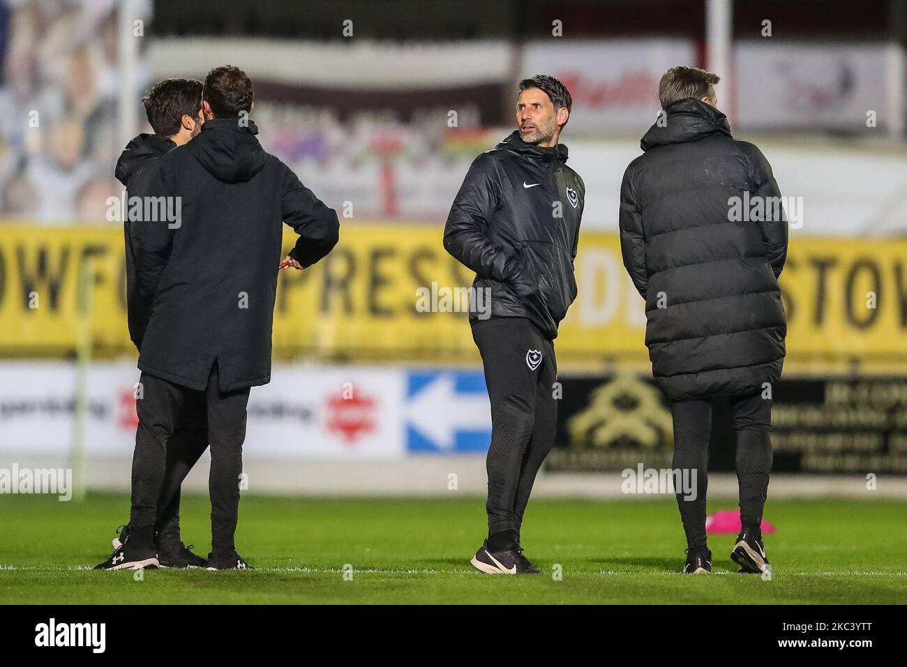 Portsmouth fc danny cowley hi-res stock photography and images - Alamy