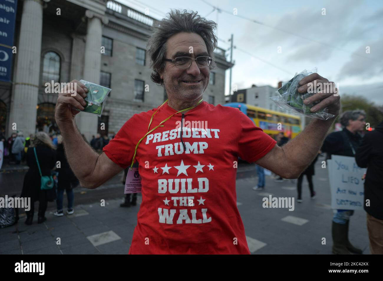Trump rally street scene hi-res stock photography and images - Alamy