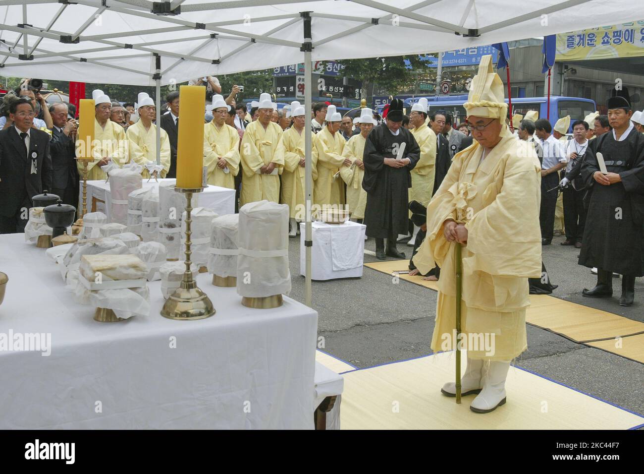 South Korean House Yi(Lee) members marching for former Chosun dynasty ...