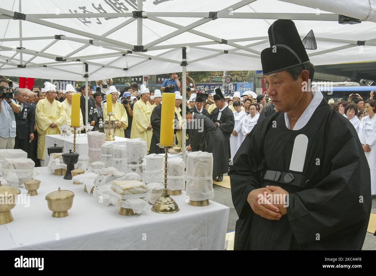 South Korean House Yi(Lee) members marching for former Chosun dynasty ...