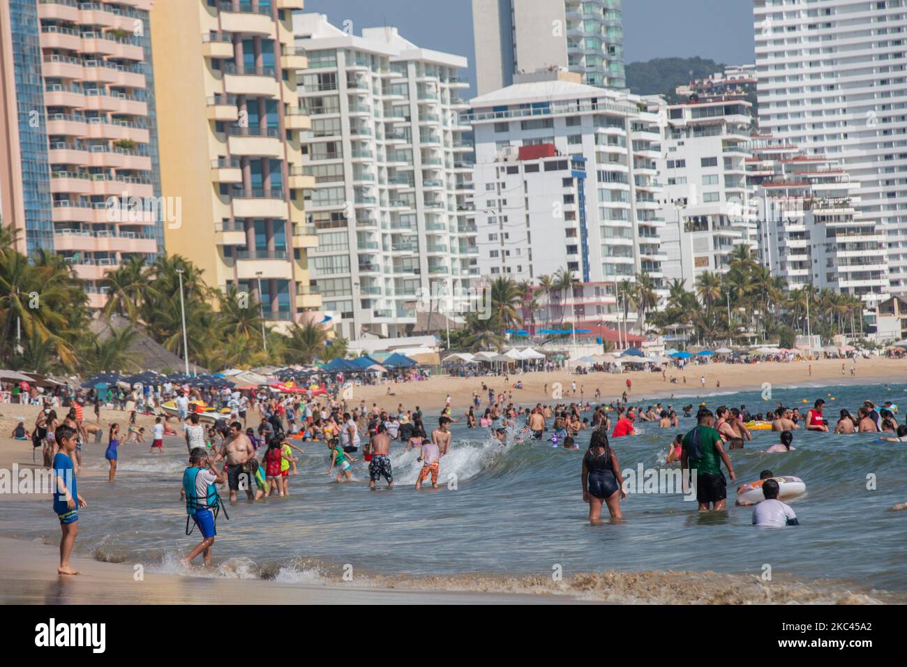 Tourists fill Acapulco beaches for the holiday period without taking ...