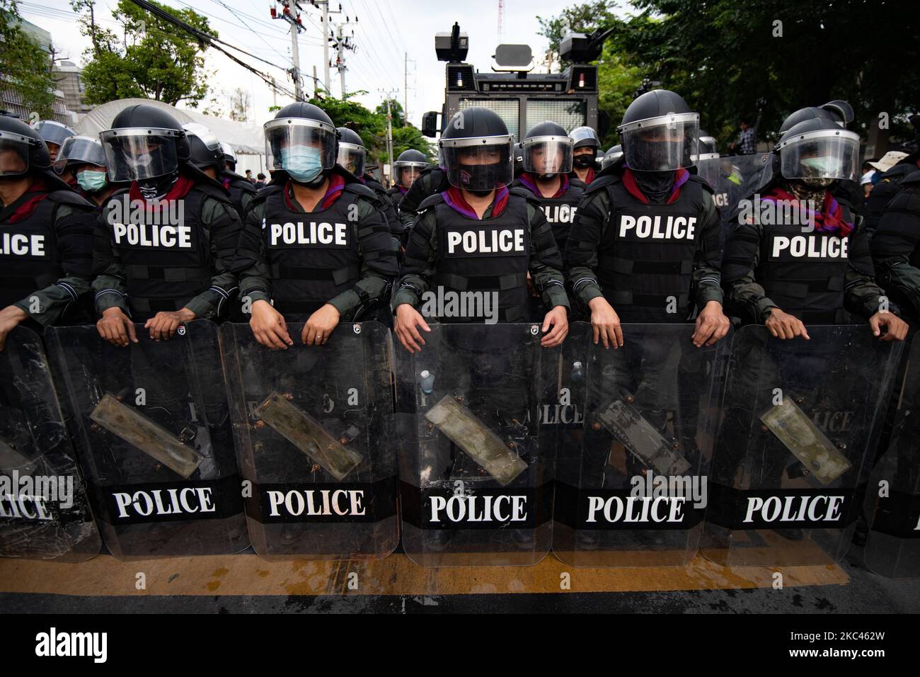Police with gas masks hi-res stock photography and images - Alamy