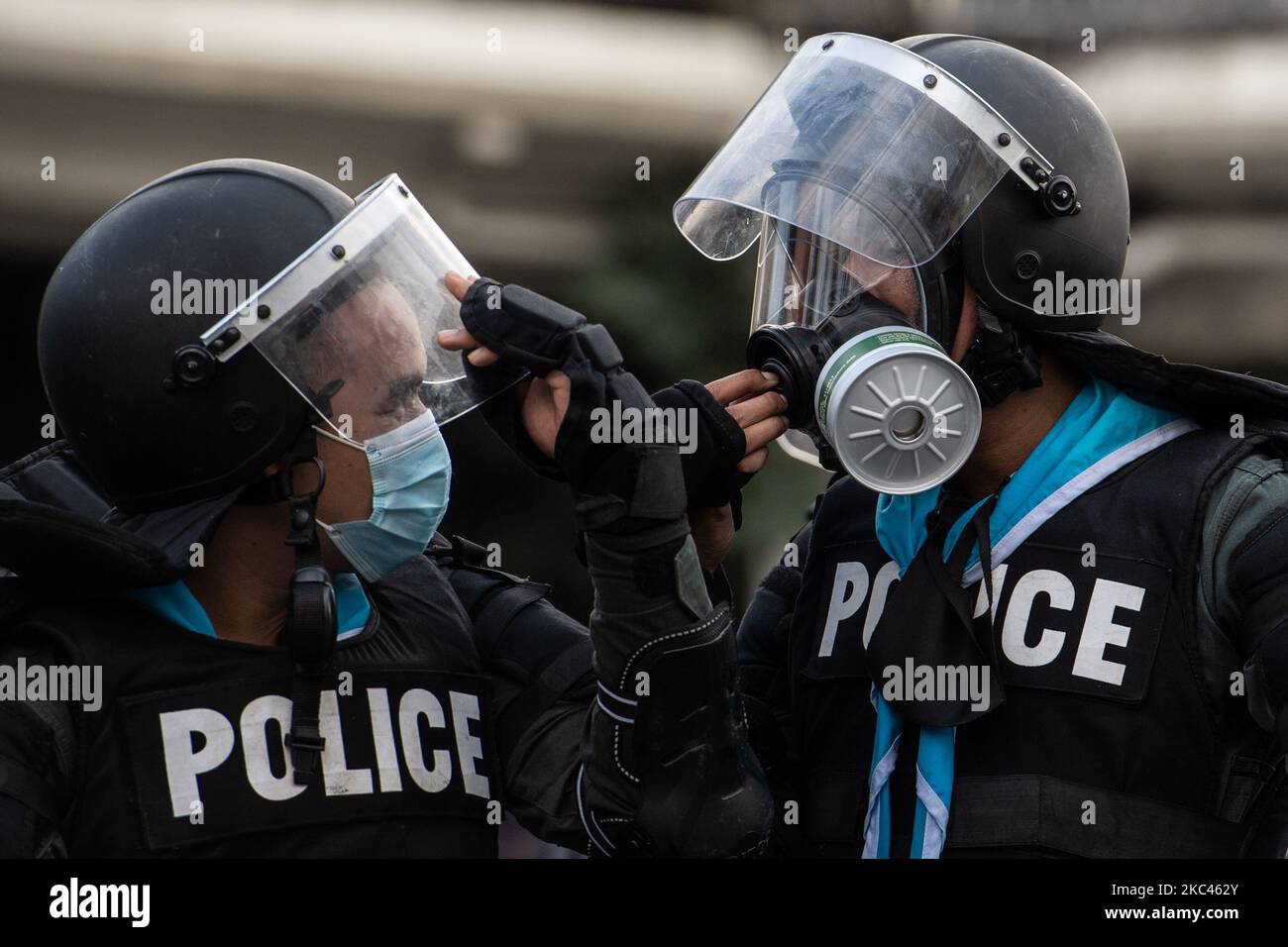 Police with gas masks hi-res stock photography and images - Alamy