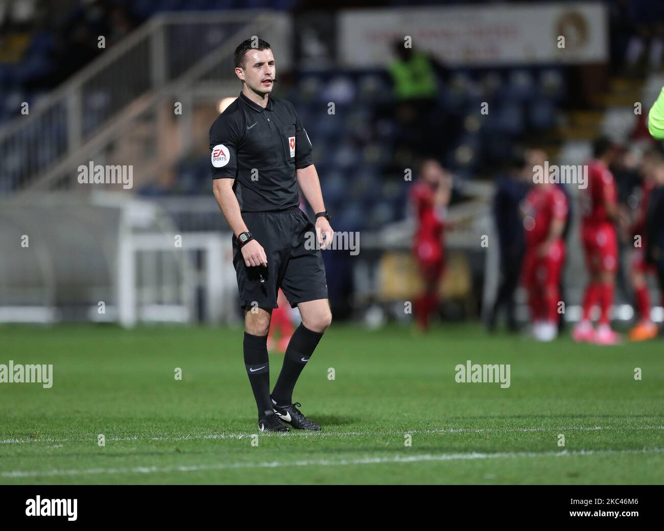 Vanarama national league referee hi-res stock photography and images ...
