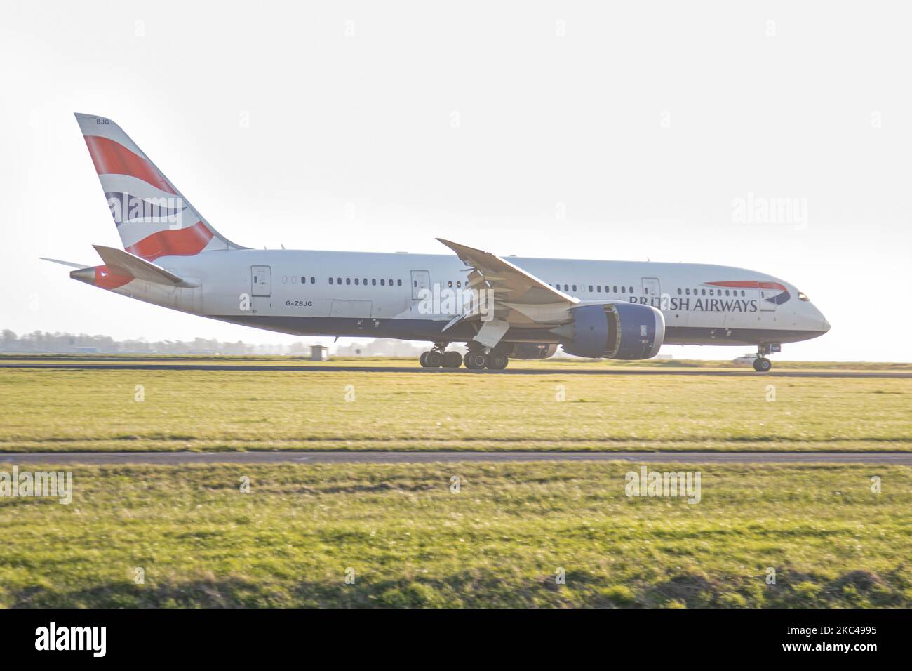 Commercial aircraft taxiing down runway hi-res stock photography and ...