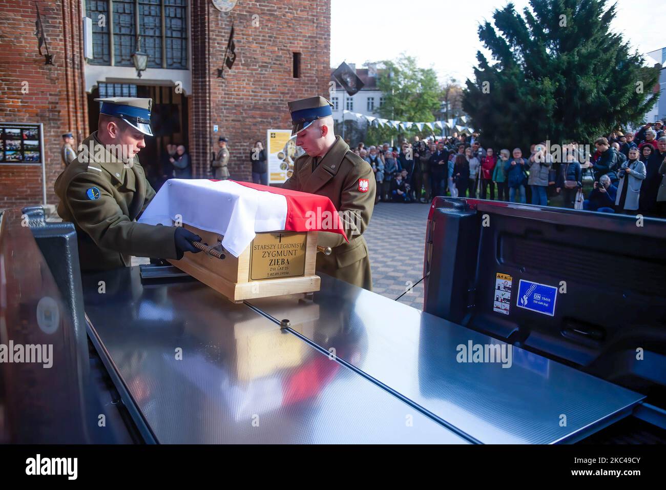 Gdansk, Poland. 04th Nov, 2022. Polish Soldiers are seen with a coffin ...