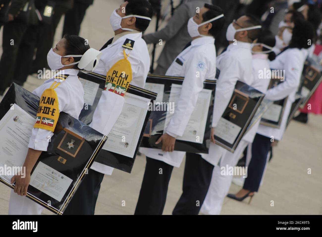 Nurses and doctors receive at the Monument to the Revolution in Mexico ...