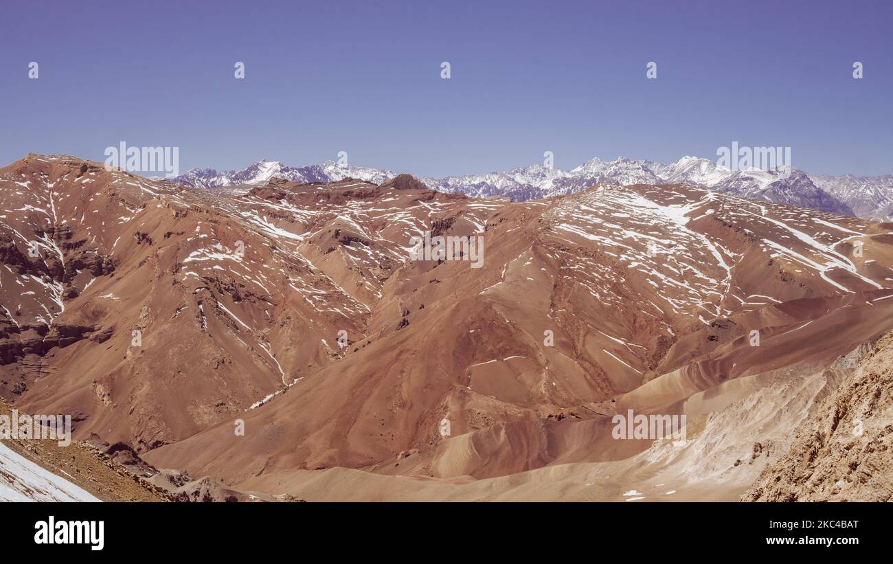 An amazing shot of the peaks of the Cordillera de los Andes in Mendoza ...