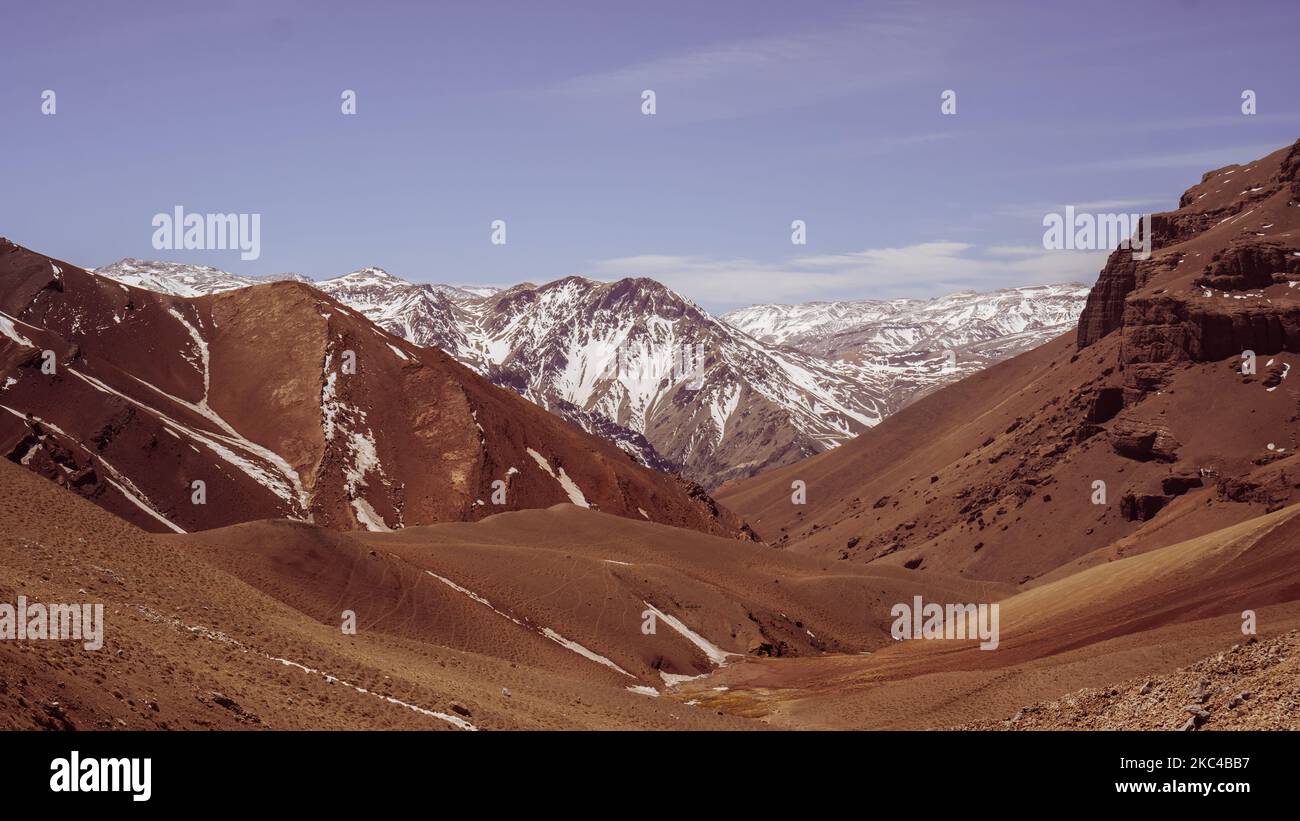 An amazing shot of the peaks of the Cordillera de los Andes in Mendoza ...