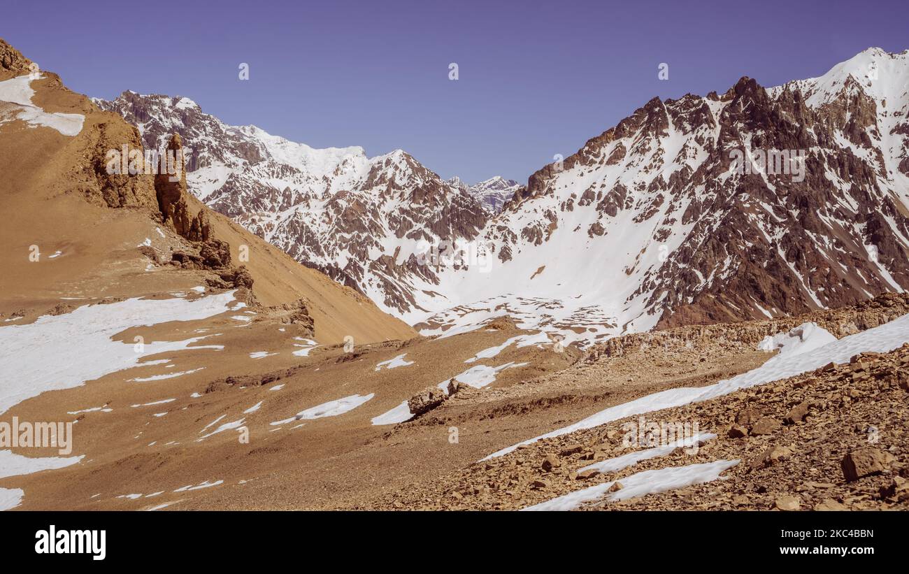 An amazing shot of the peaks of the Cordillera de los Andes in Mendoza ...