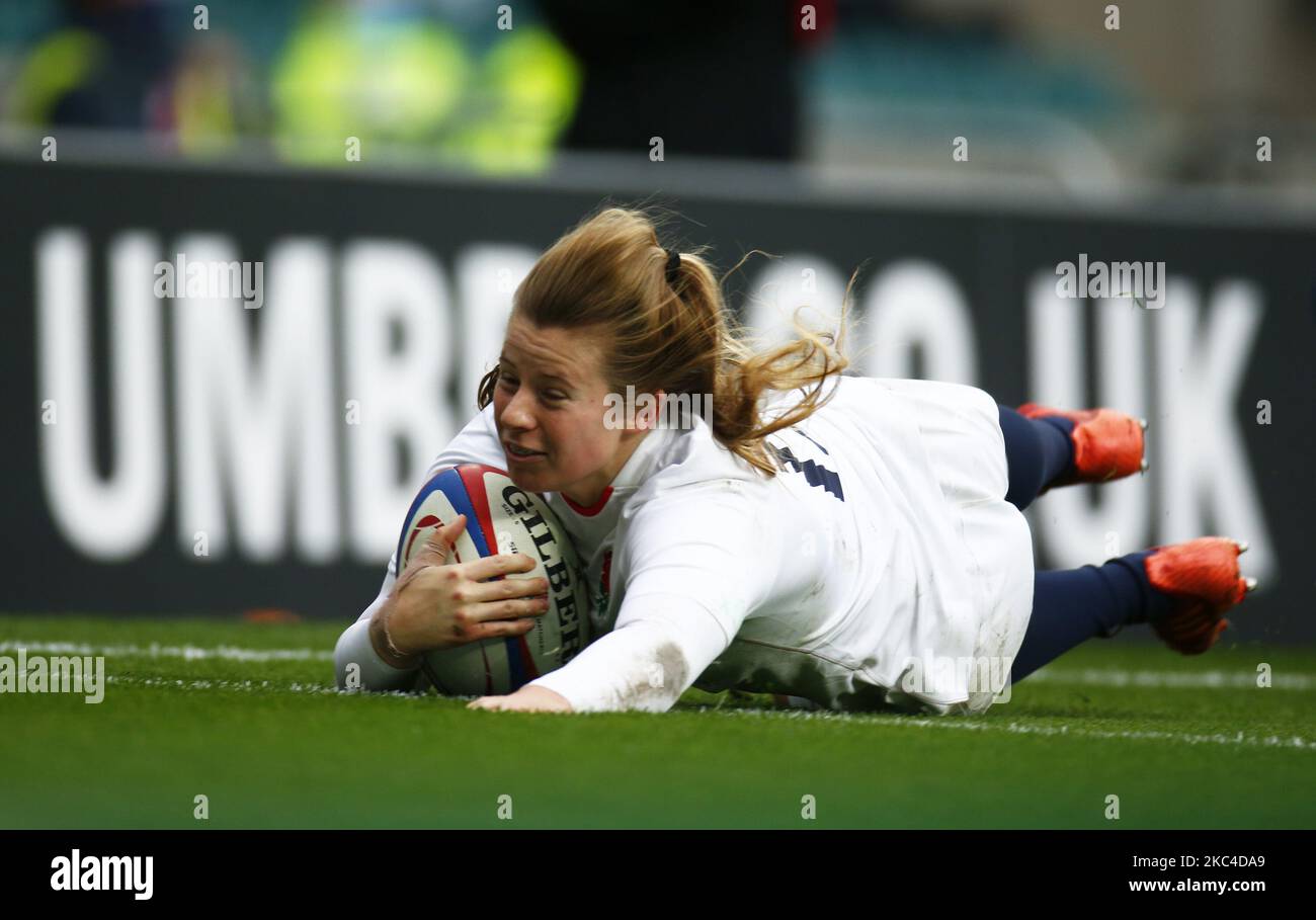 Zoe Harrison of Red Roses (England Women)(Saracens Women) goes over for ...