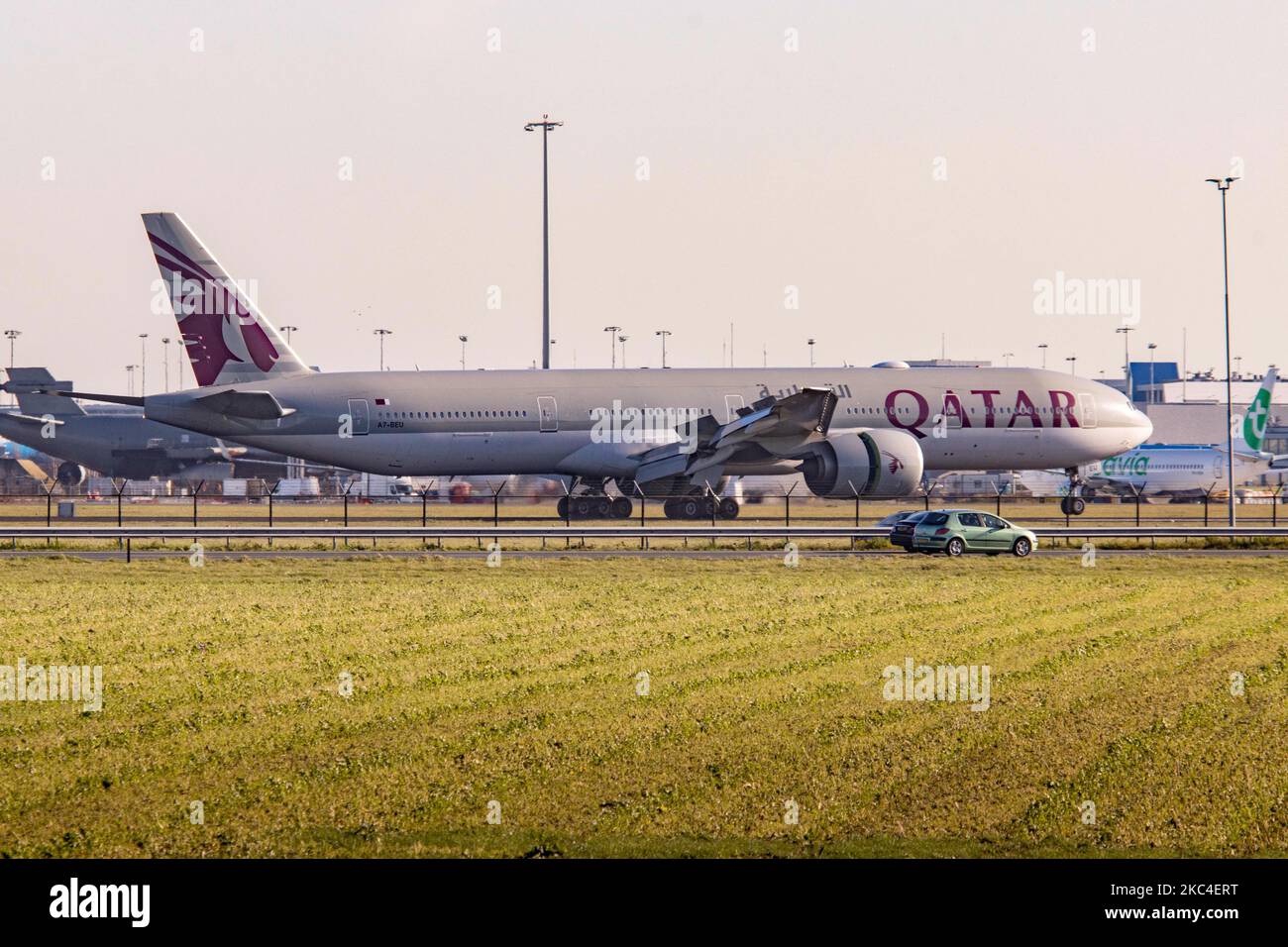 Qatar Airways Boeing 777-300 aircraft as seen on final approach flying ...