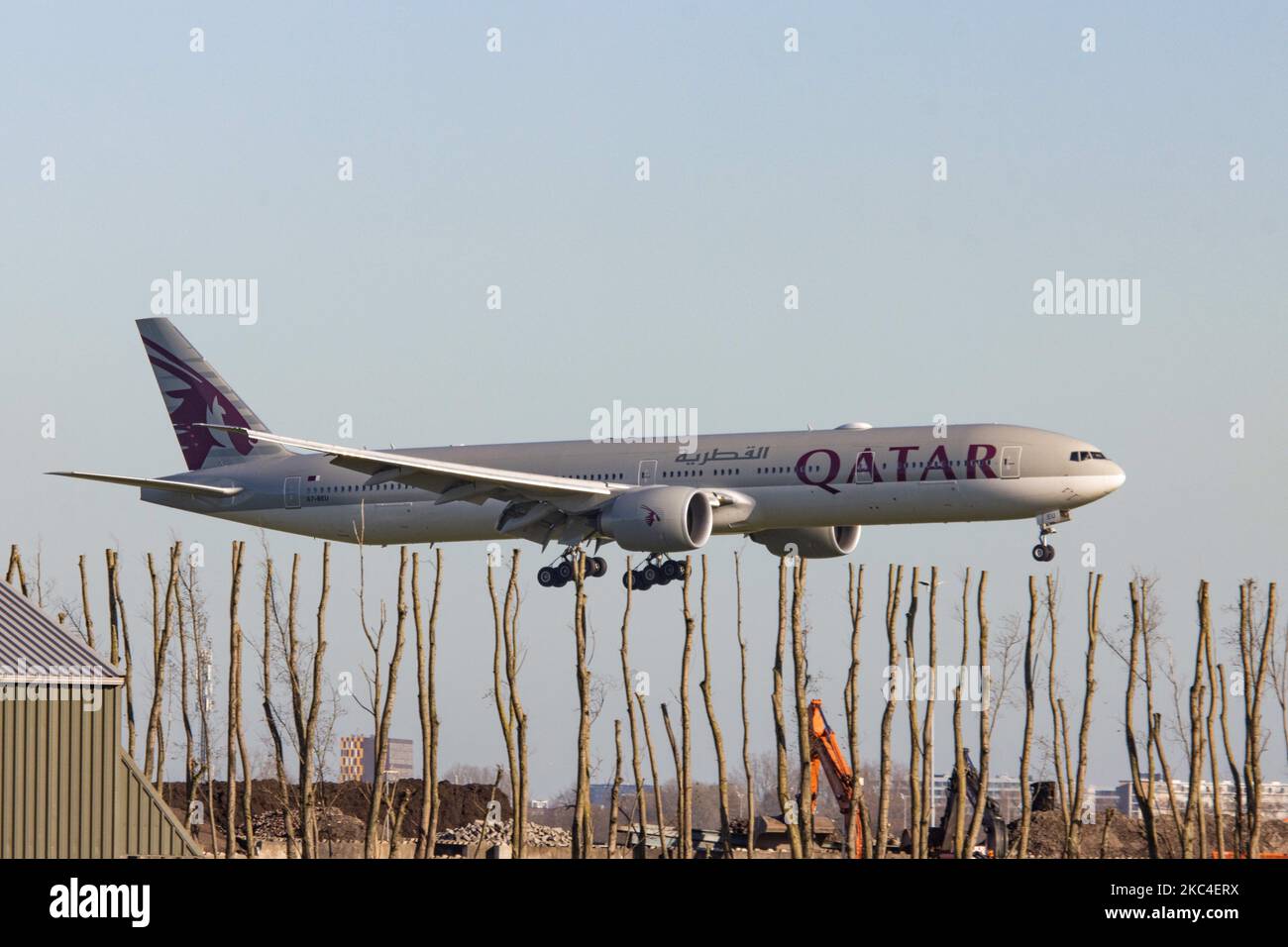 Qatar Airways Boeing 777-300 aircraft as seen on final approach flying ...