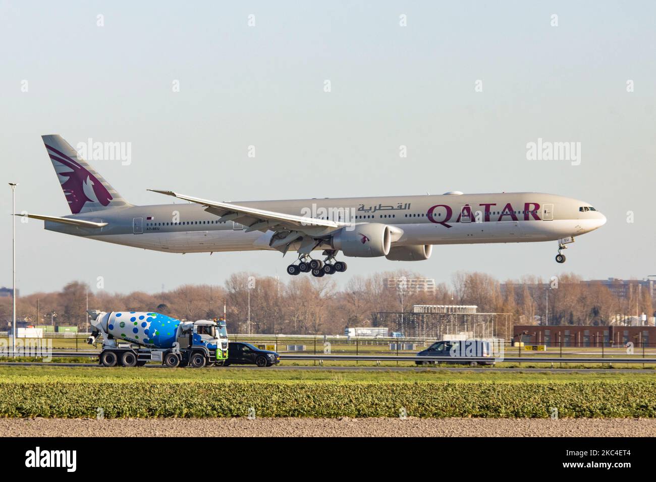 Qatar Airways Boeing 777-300 aircraft as seen on final approach flying ...