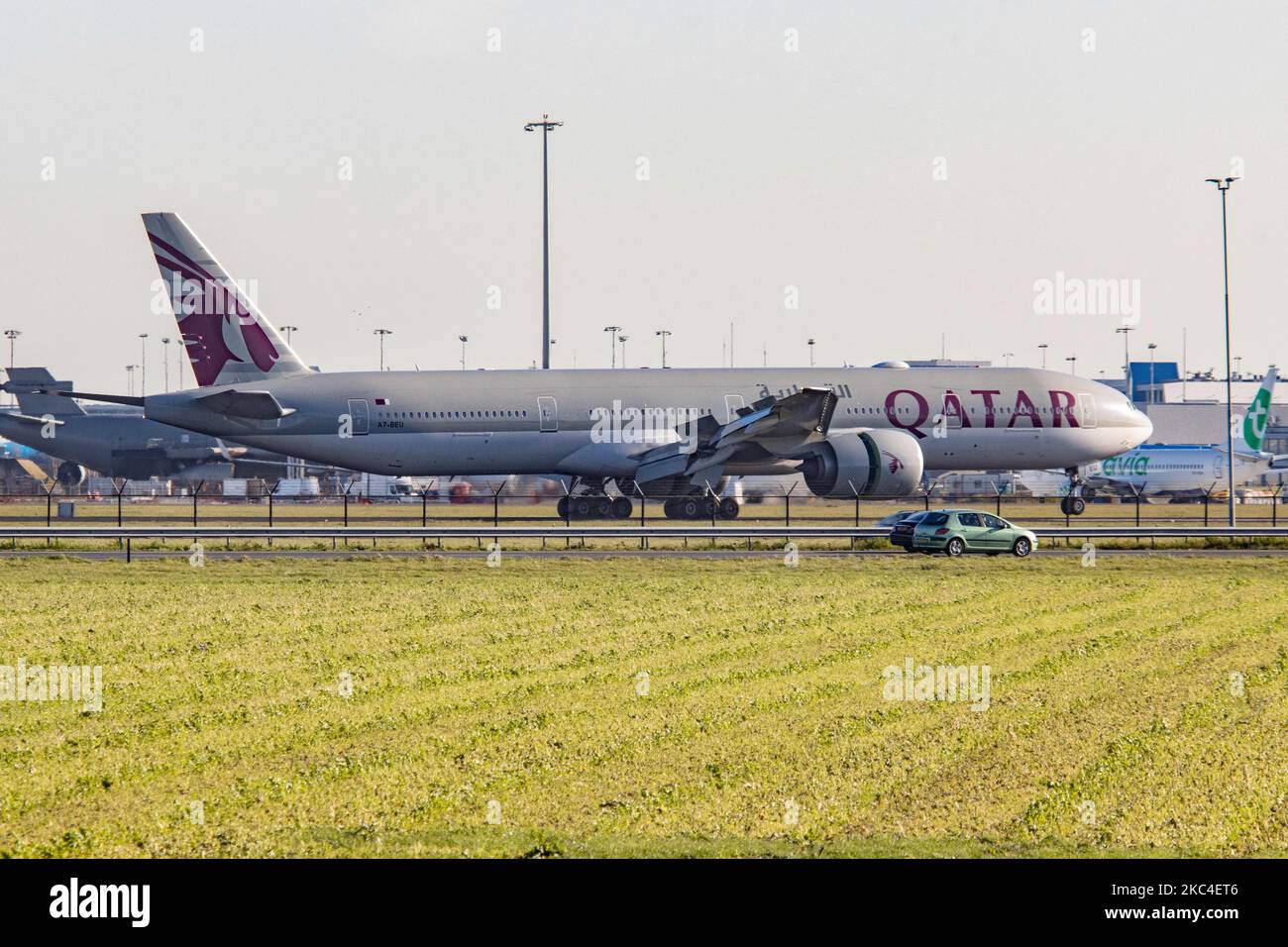 Qatar Airways Boeing 777-300 aircraft as seen on final approach flying ...