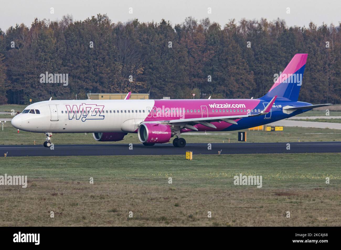Wizz air airlines logo hi-res stock photography and images - Alamy