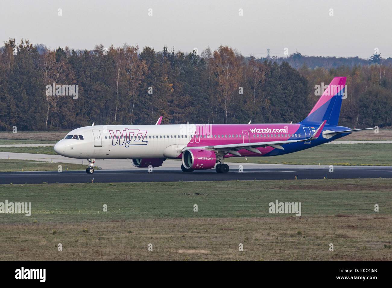 Wizz air a321neo hi-res stock photography and images - Alamy