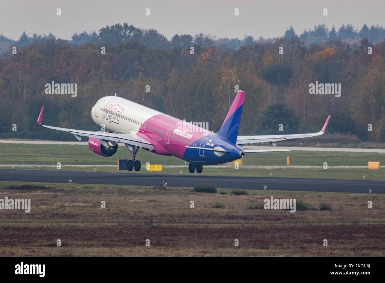 Wizz air a321neo hi-res stock photography and images - Alamy