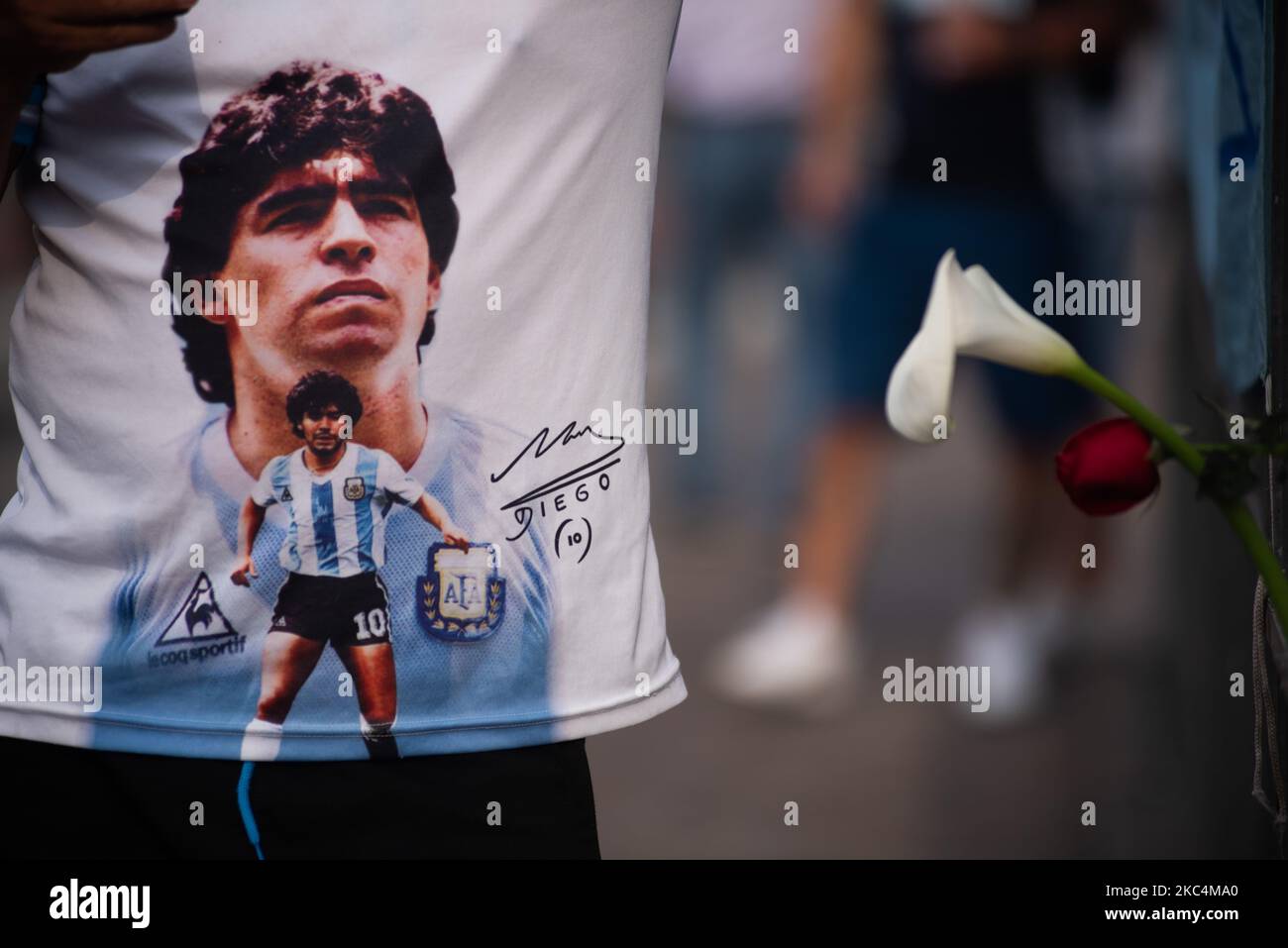 A large number of supporters pay tribute to Diego Maradona in Buenos ...