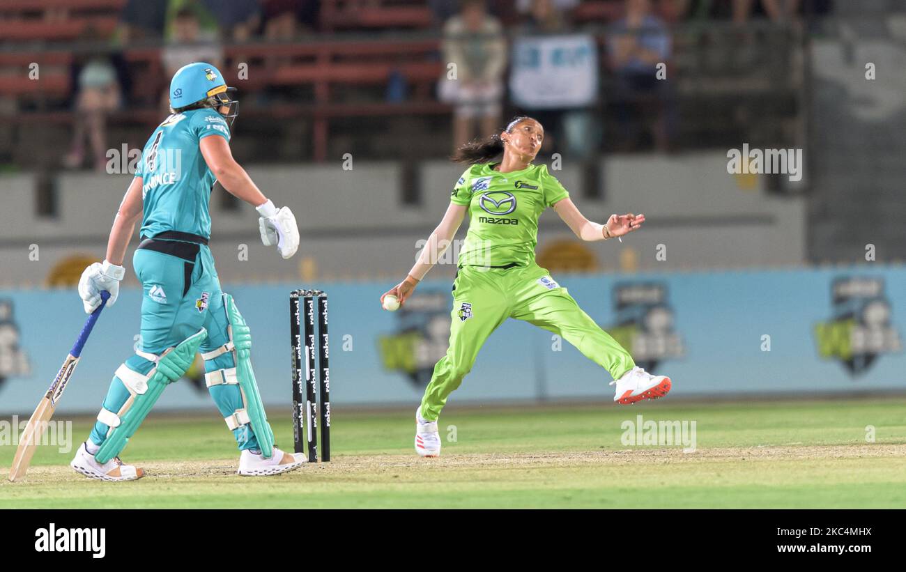 Shabnim Ismail of the Thunder balls during the Women's Big Bash League ...