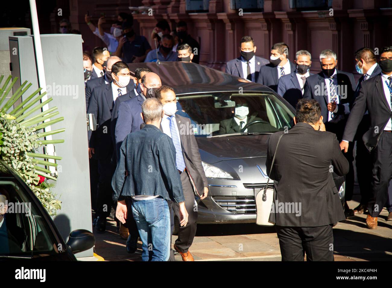Funeral procession that moves the remains of Maradona at the exit of ...