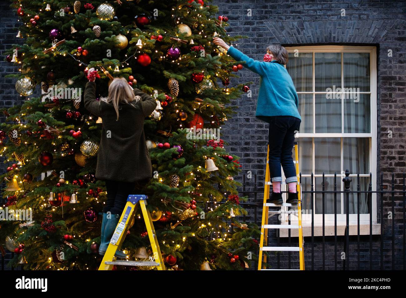 10 downing street christmas 2020 hi-res stock photography and images ...