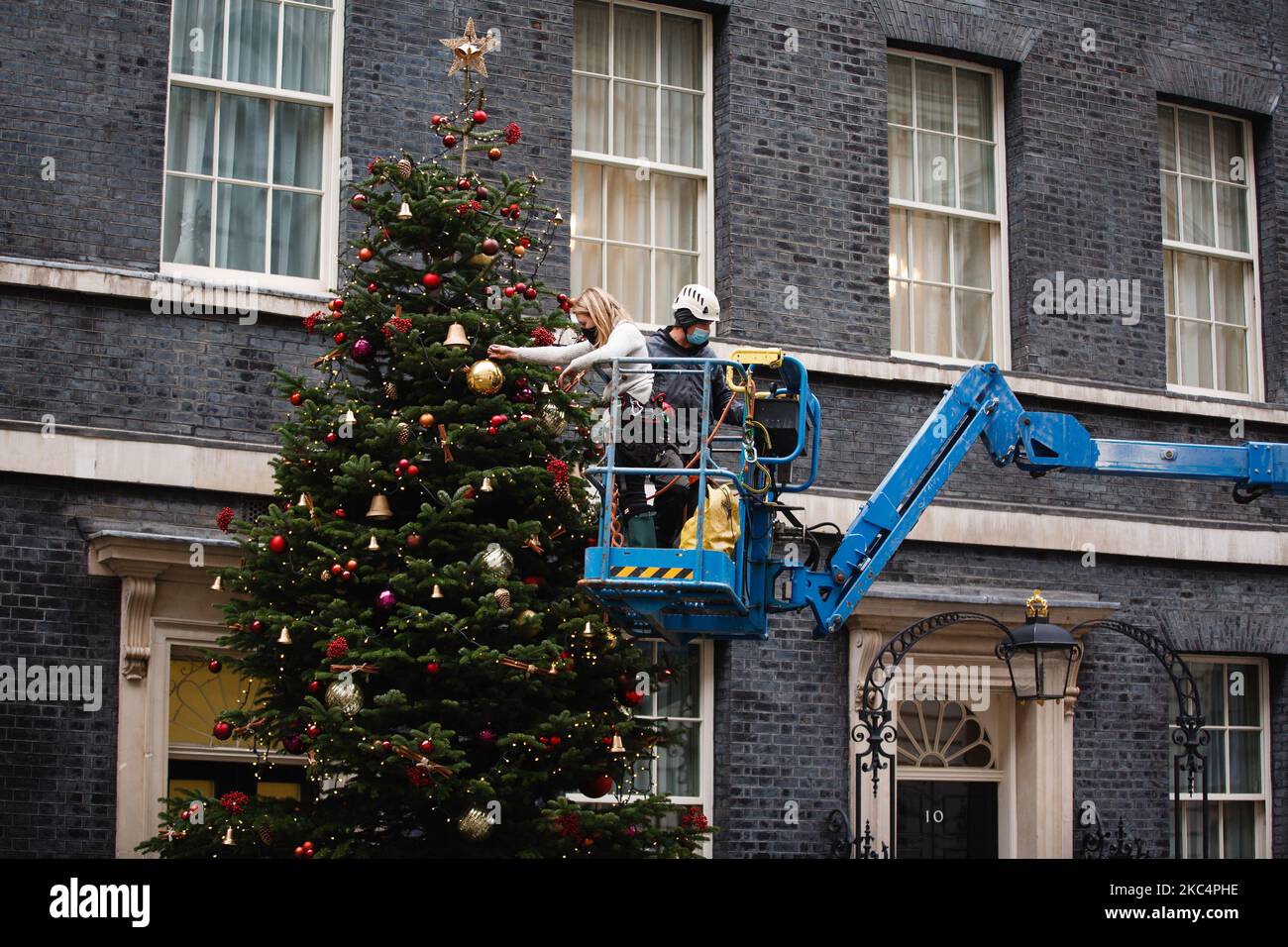 10 downing street christmas 2020 hi-res stock photography and images ...