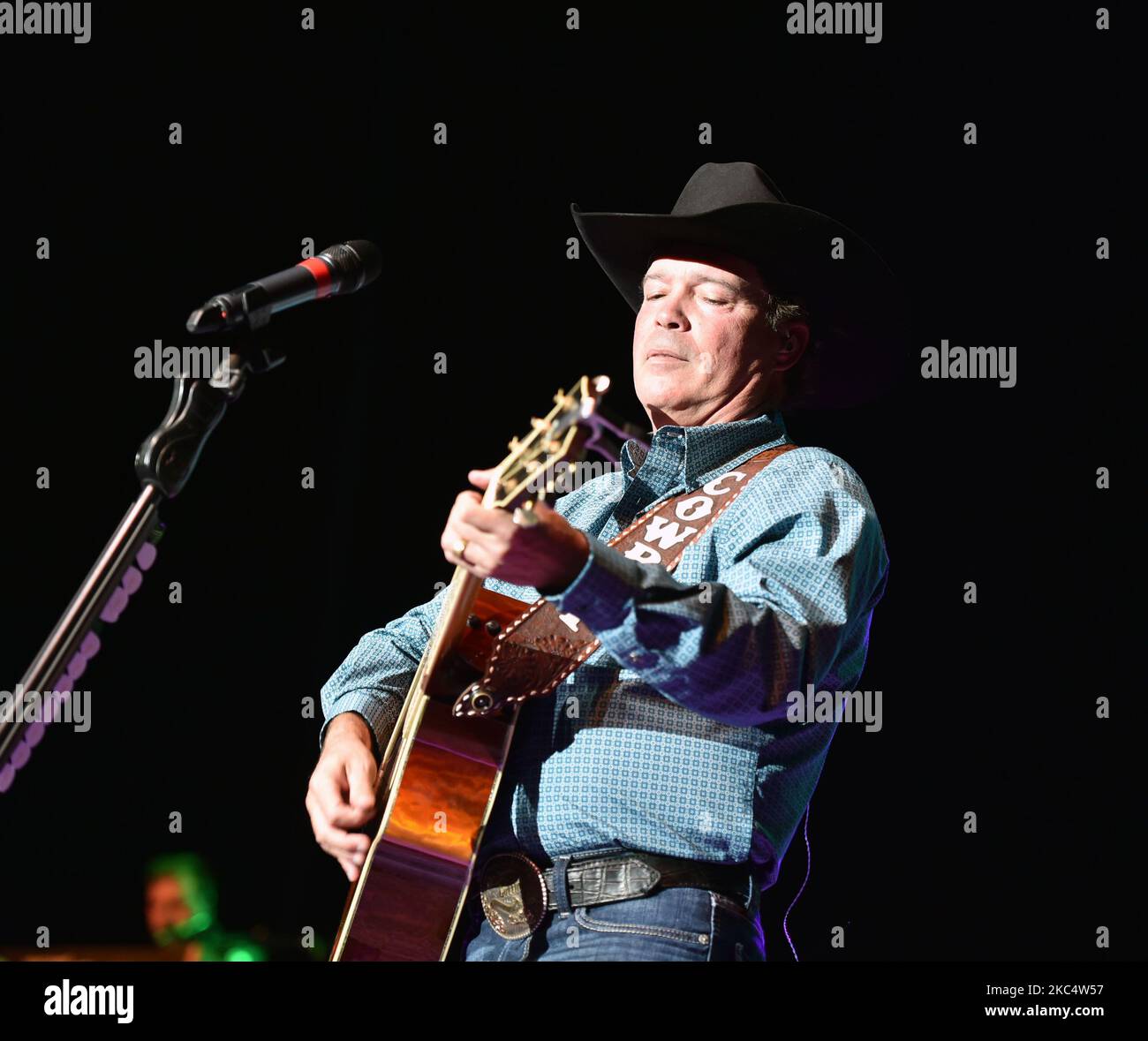 November 3, 2022, Norfolk, Virginia, USA: CLAY WALKER brings some ...