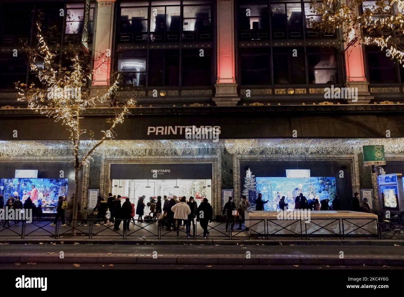 People watching the famous Chrismast display of the printemps shop in ...