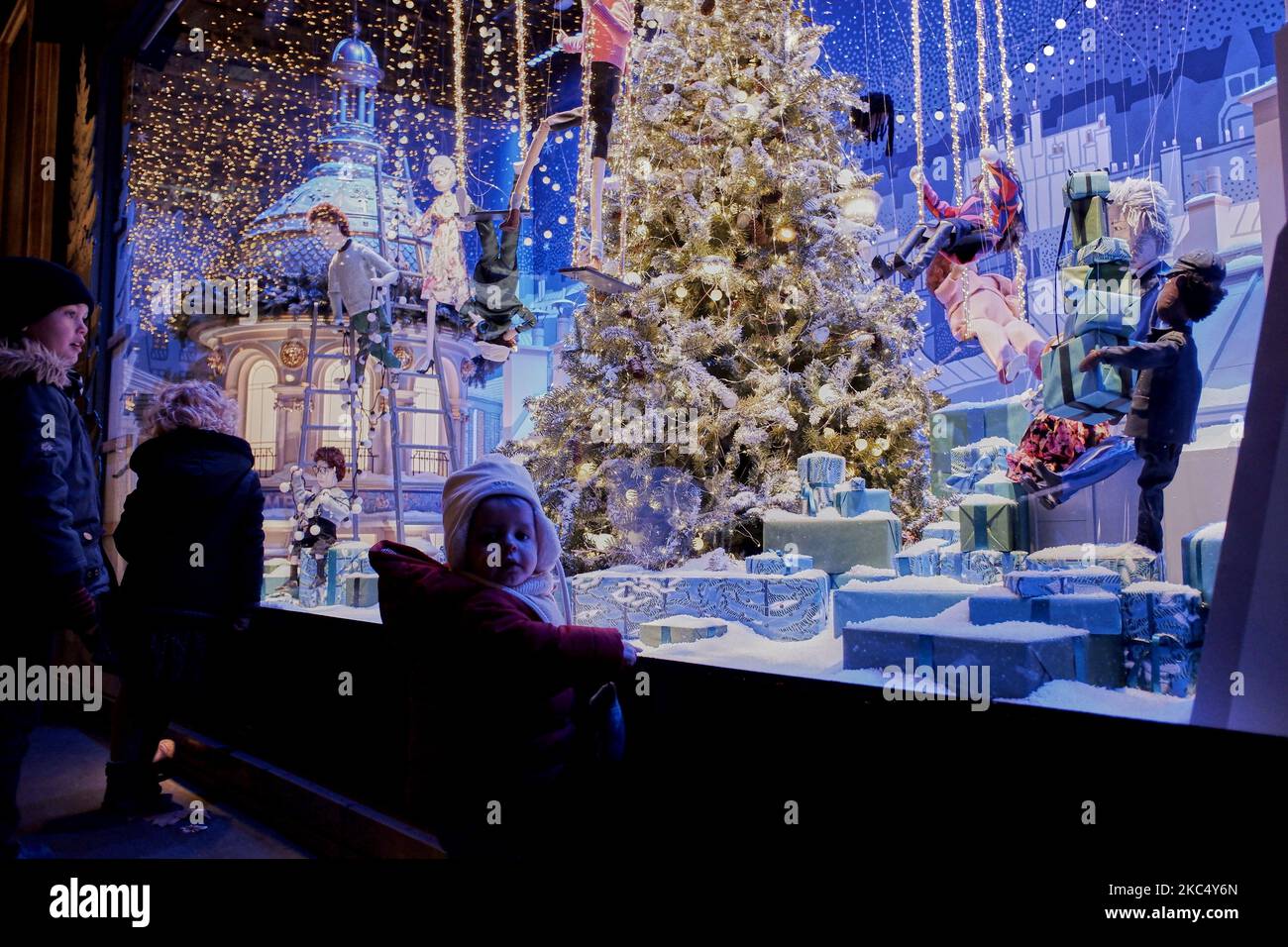 People watching the famous Chrismast display of the printemps shop in ...
