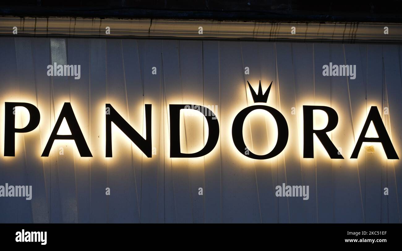 Ire business logo hi-res stock photography and images - Alamy