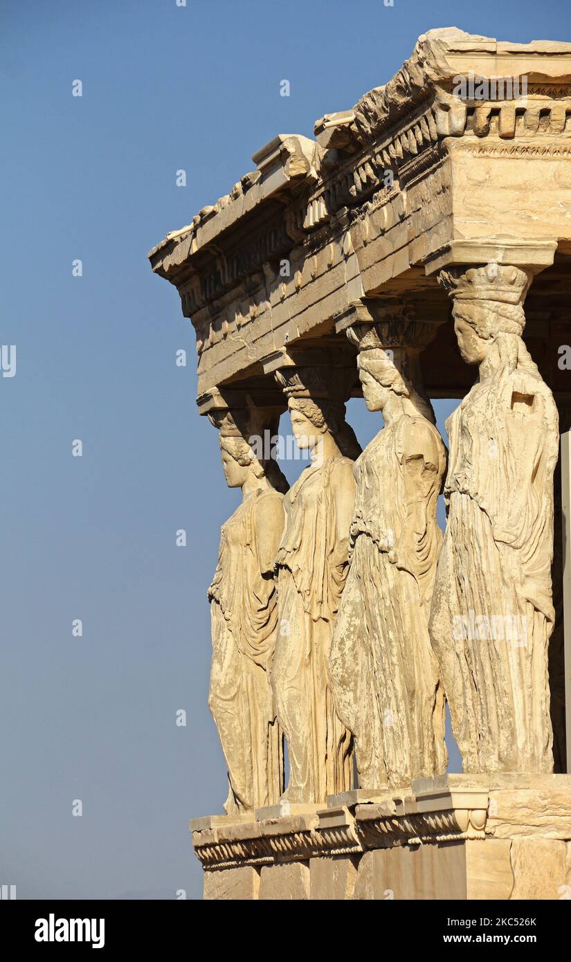 A vertical shot of beautiful statues and architecture of Acropolis in ...