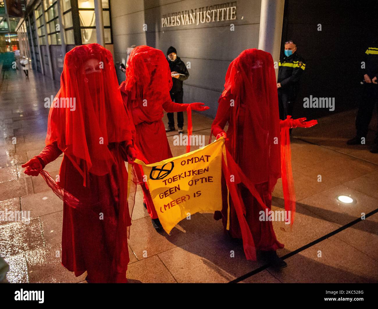 The Red Rebels are arriving to the Court of Justice to show their ...