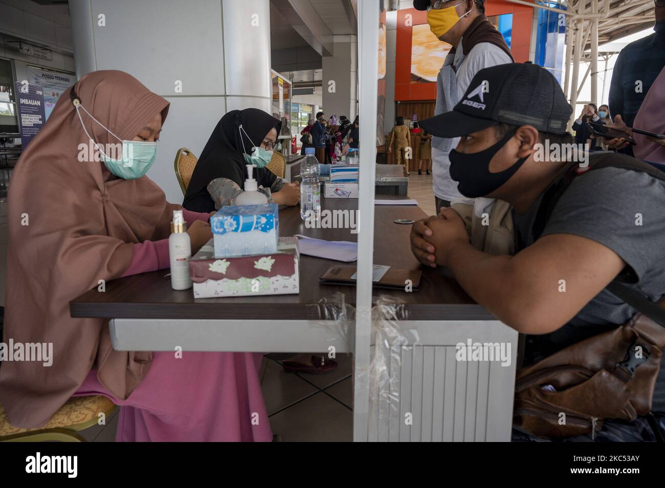 Officers validate the administration of travelers at Mutiara Sis ...