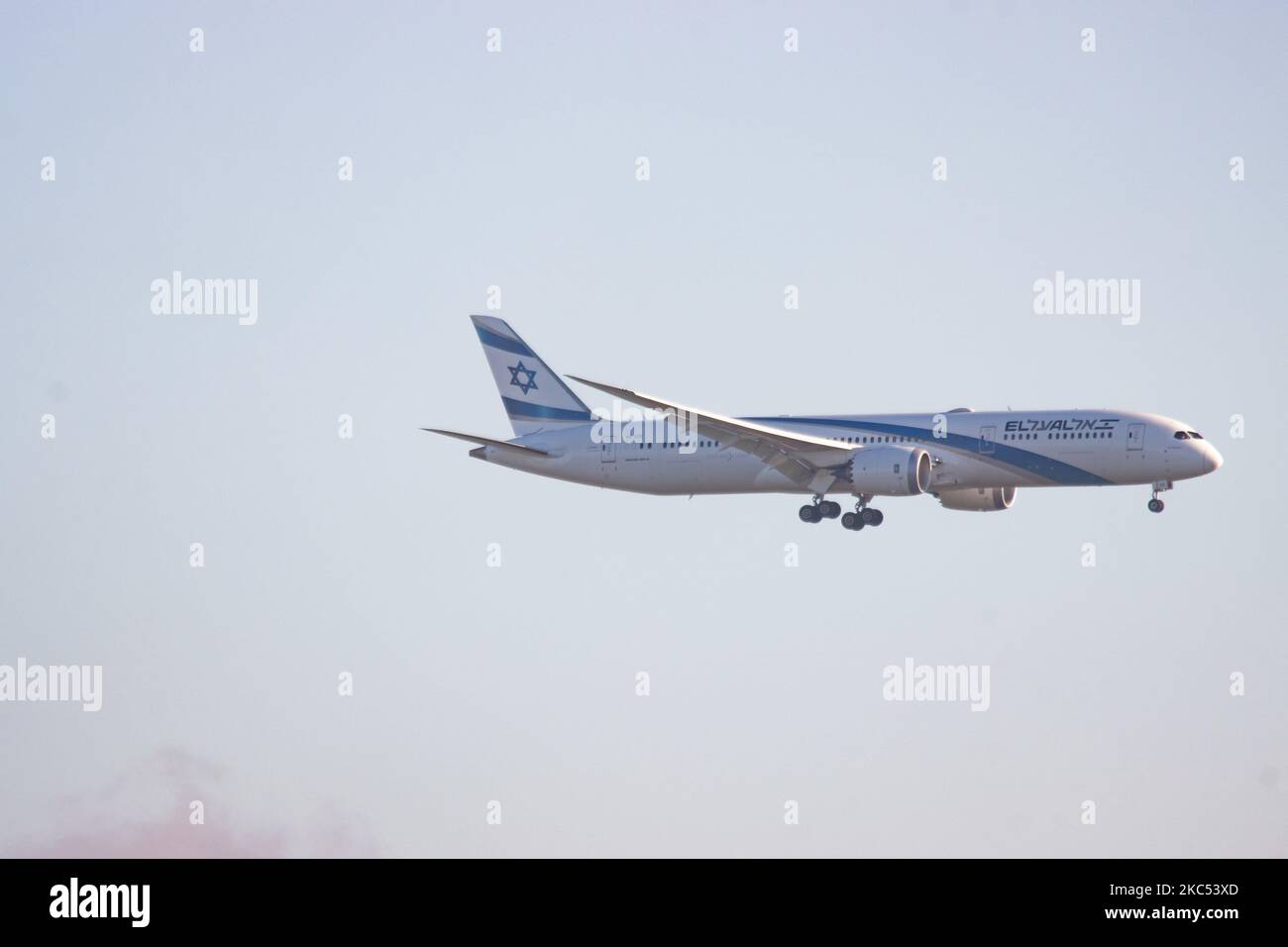 El al airlines boeing 787 9 landing hi-res stock photography and images ...