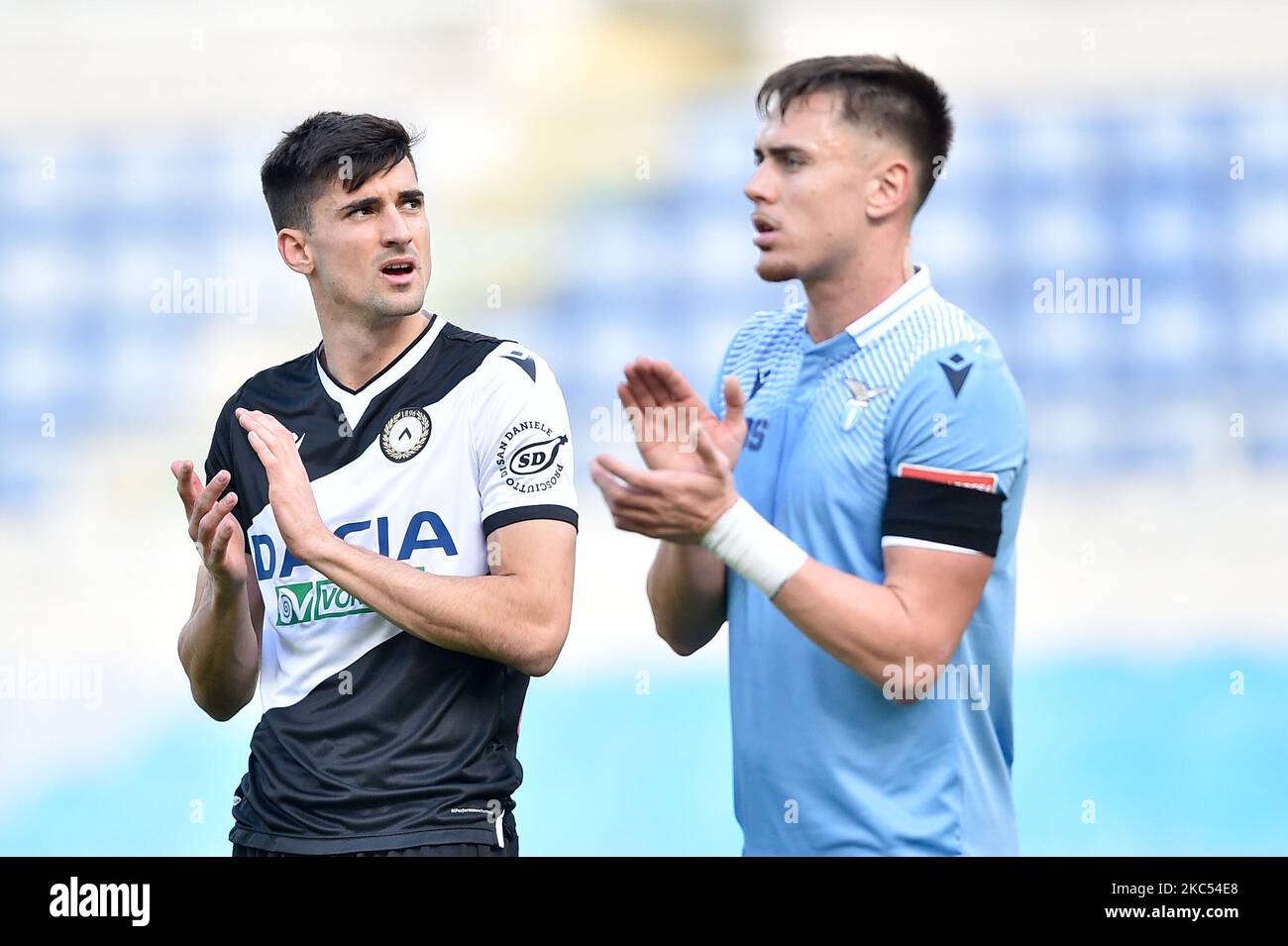 Ignacio Pussetto of Udinese Calcio claps his hands in memory of Diego ...