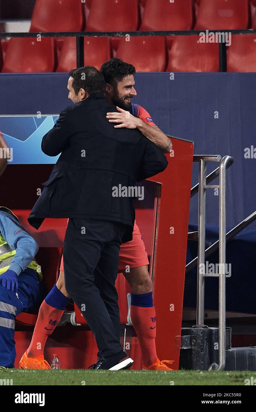 Olivier Giroud celebrates with Frank Lampard head coach of Chelsea ...